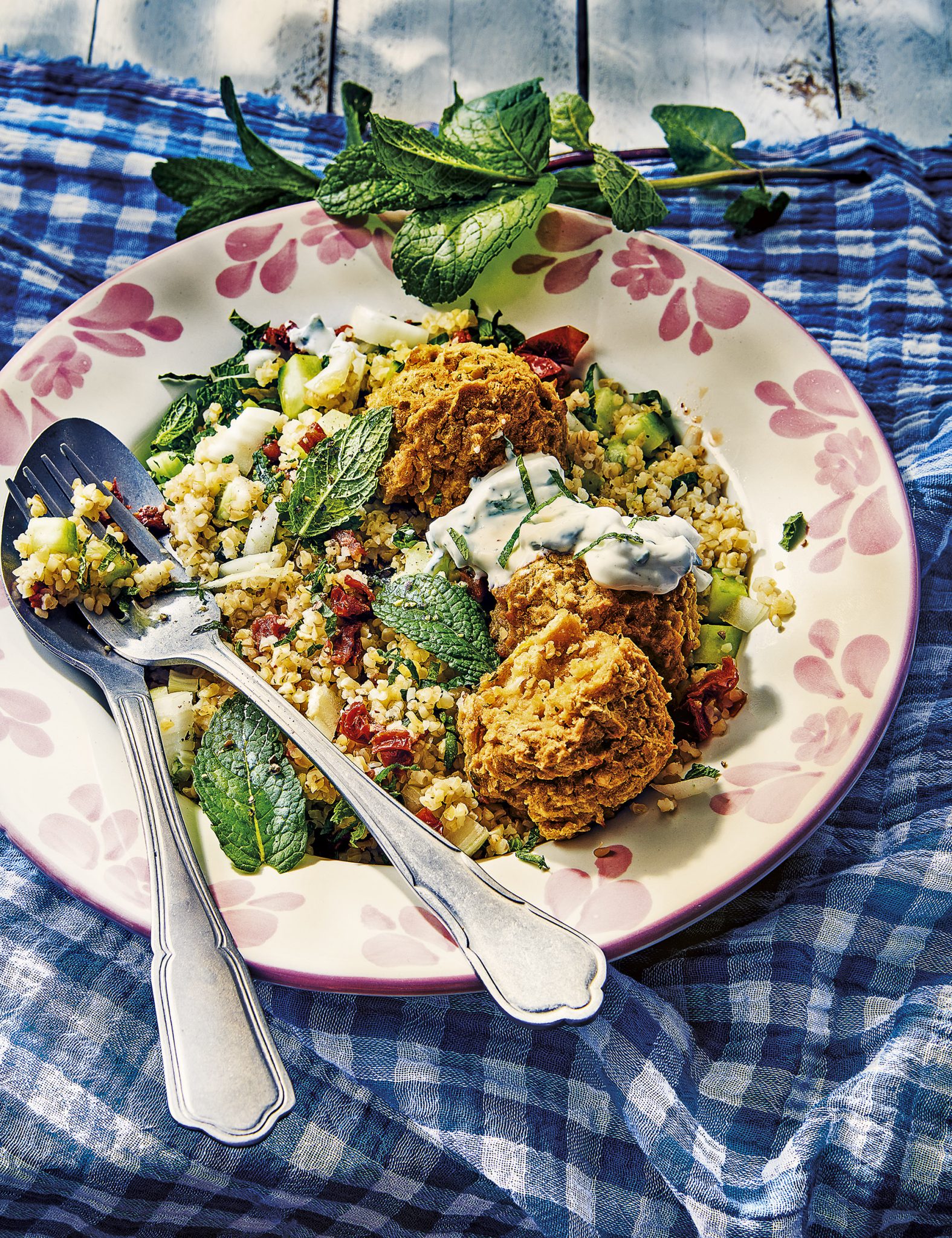 Salad with bulgur, falafel, yogurt and mint